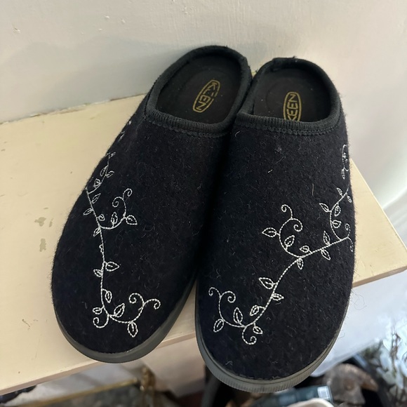 Keen | Shoes | Keen Trillium Mules Slip On Black Hard Sole Wool Felt ...